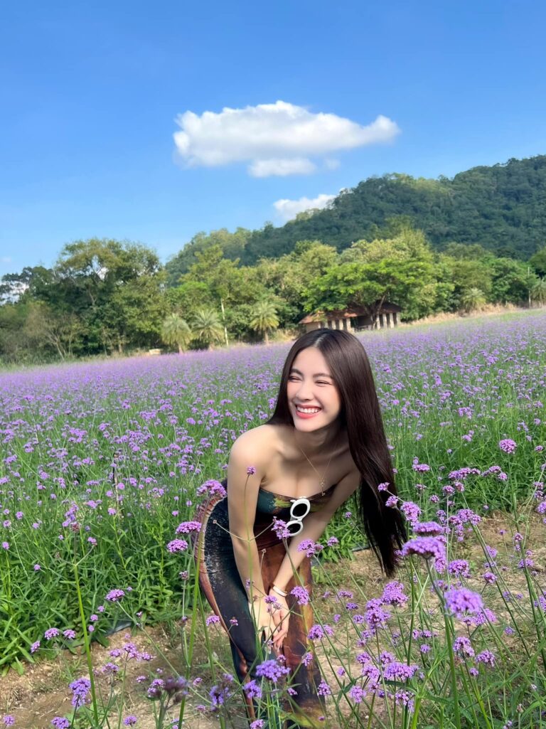 เน็ตไอดอลสาวสุดแซ่บ น้อง บัว สีทอง